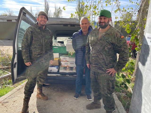 Entrega de alimentos de la AALOG 11 a un comedor social - Cáritas Castrense