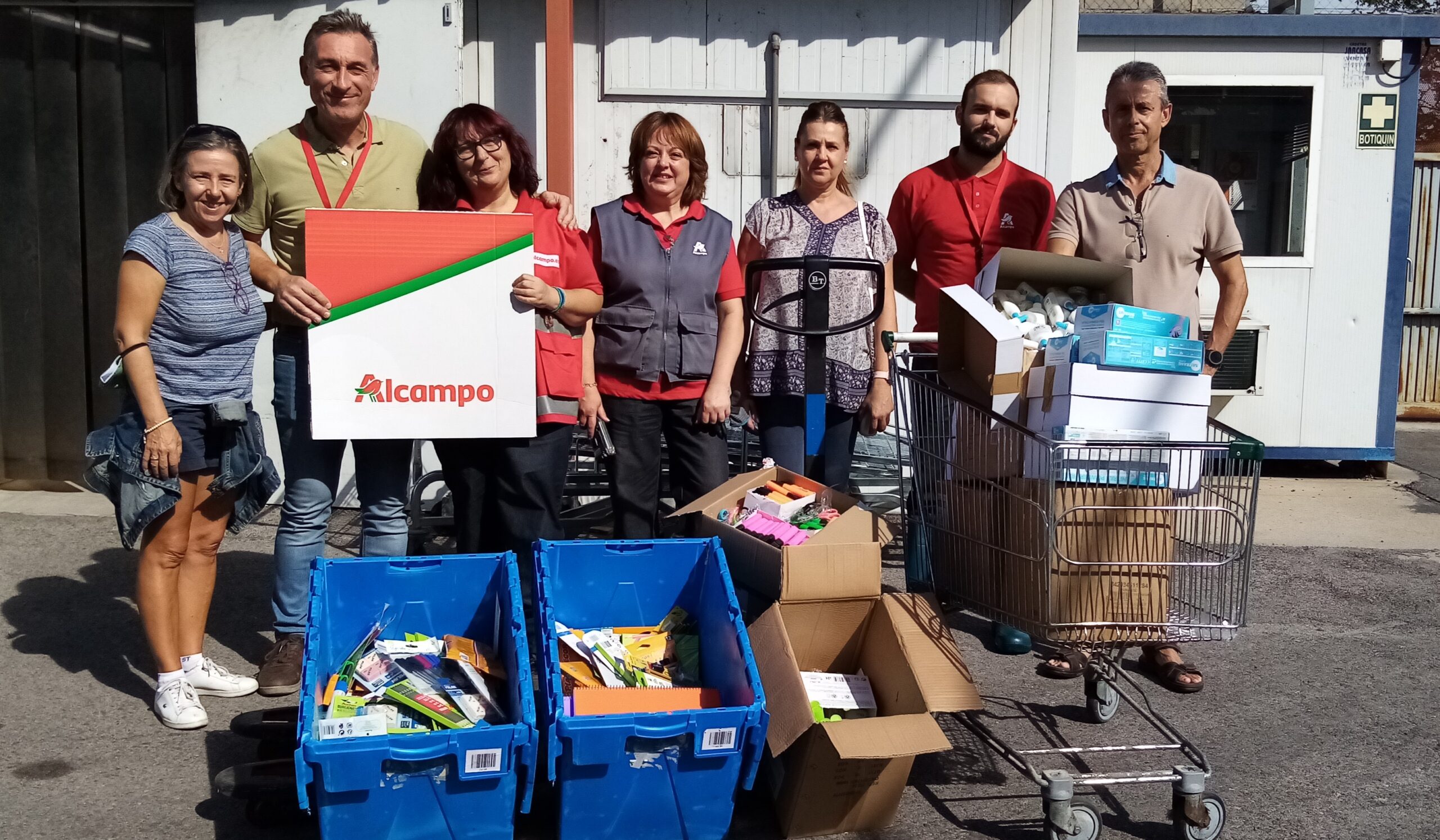 1.195 unidades de material escolar donados por los clientes de Alcampo ...